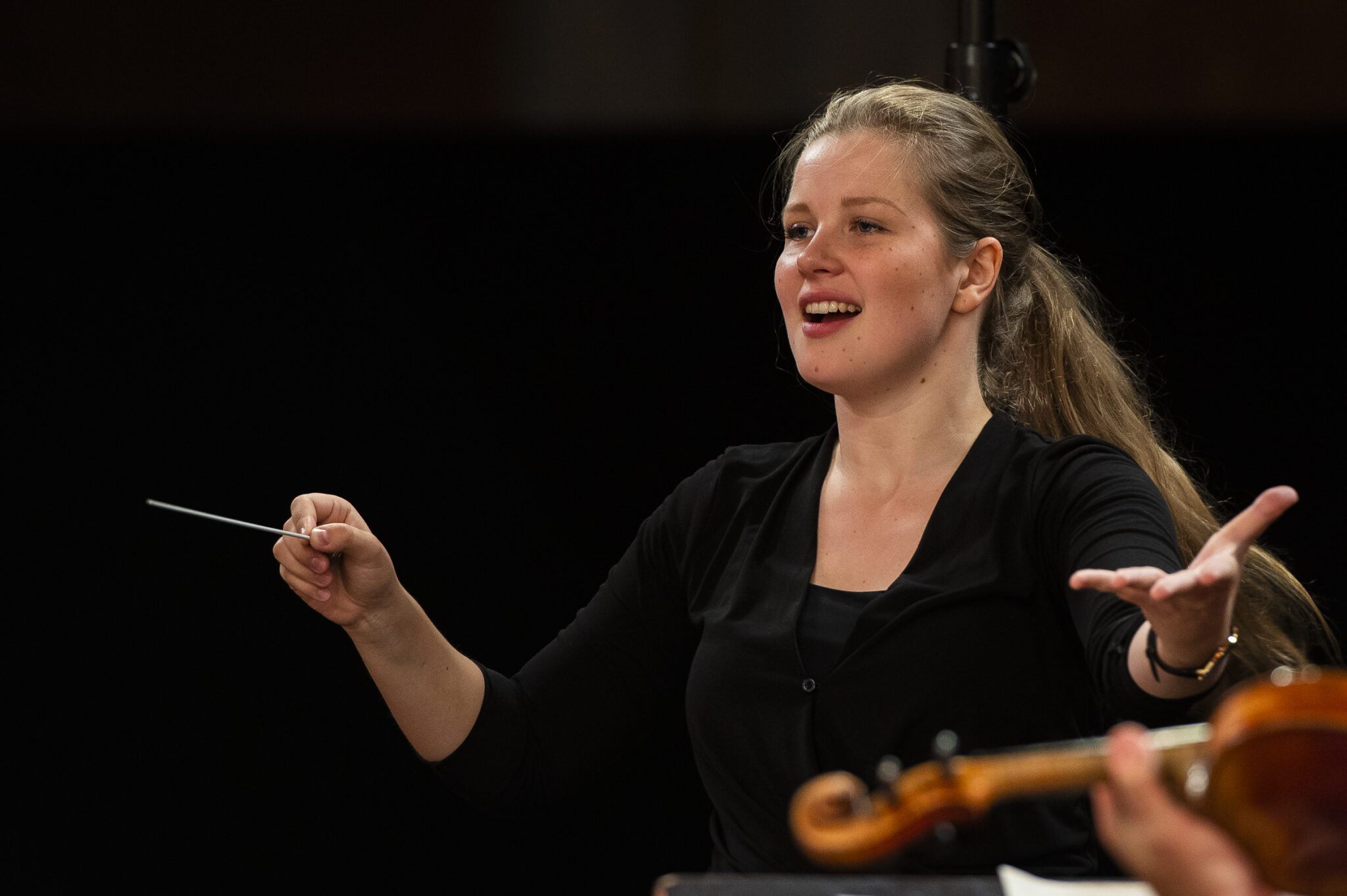 Emilia Hoving johtaa Vaasan kaupunginorkesteria - Radio Vaasa