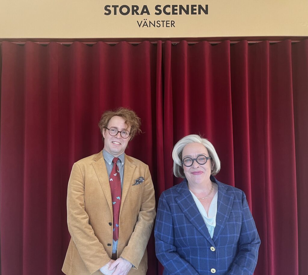 "Man får väl ställa upp" heter en fars av Adde Malmberg som har premiär ...